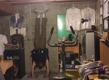 Longest Handstand Against A Wall While Adding 40 Pounds Of Weight ...