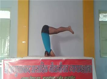 Longest Headstand With Legs Bent At Right Angle | World Record | Dr ...