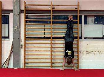 Longest Supported Handstand On A Gymnastic Floor (Female) | World ...