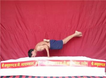 Most Head Dips In 30 Seconds While Holding A Peacock Pose And Balancing ...