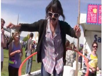 Fastest Time To Sing "Itsy Bitsy Spider" While Hula Hooping | World ...