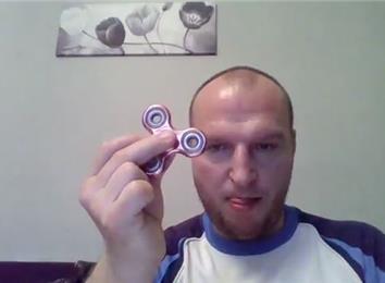 Longest Time Spinning A Fidget Spinner Between Pinky Finger And Thumb ...