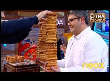 Most Frozen Waffles Stacked In Two Hands | World Record | OtraMovida ...